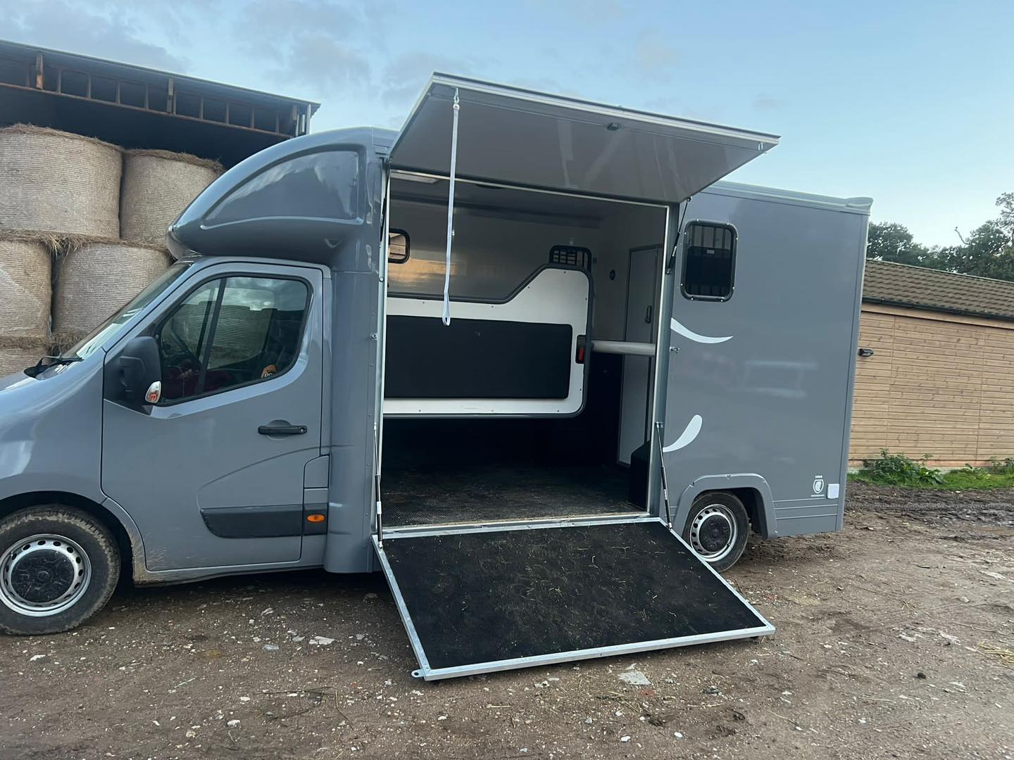 3.5 Tonne Horsebox - Ruby Rose Horseboxes